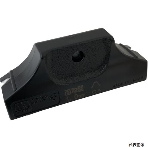 【特長】 ●家具・建具に貼った化粧テープ、木口テープのはみ出し部分のカットに最適です。 ●セラミック刃仕様です。 ●切口形状、面取り幅1mmです。 【用途】 ●化粧テープのカット。 【仕様】 ●全長(mm)：76 ●長さ(mm)：76 ●幅...