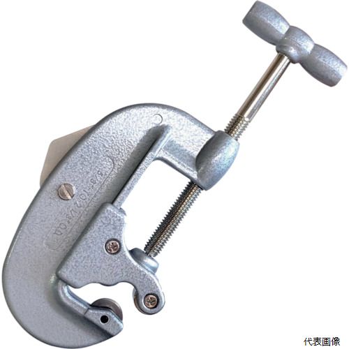 【特長】 ●アルミダイキャスト製なので軽くて強く、まっすぐにラクラク、切り口スッキリに切断が可能です。 ●スチール製単管はもちろん、銅・アルミ・ステンレス・塩ビ等の太めのパイプ類にも対応しています。 ●ハンドルを掴んでぐるぐる回すだけの簡単...