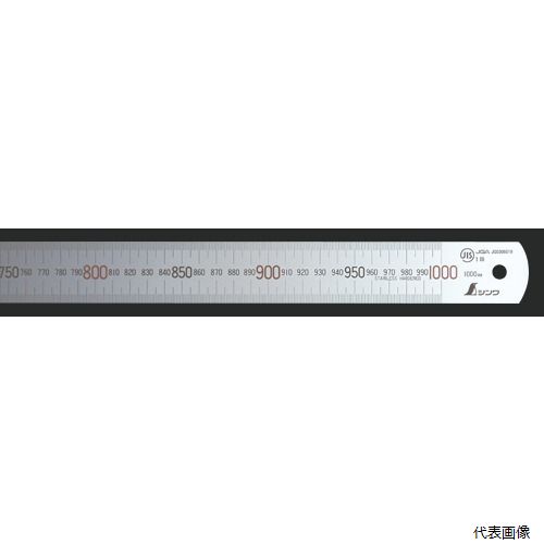 【特長】 ●細かい目盛が不要な場合に読み取りやすい1mmピッチになっています。 ●シルバー加工で表面の反射を抑え目盛が読み取りやすくなっています。 ●エッチング加工+メッキ目盛で、過酷な使用状況下でも性能を落としません。 ●裏面にインチ換算...