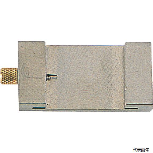【特長】 ●直尺に取り付けて使用することで作業が簡単正確にできます。 【用途】 ●ケガキ作業に。 ●全長(mm)：35 ●幅(mm)：20 ●厚さ(mm)：6 ●適合直尺サイズ(mm)：300 ●高さ(mm)：6 【材質／仕上】 ●真鍮(ツ...