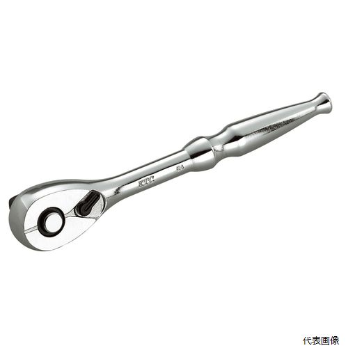 【特長】 ●1/4”SQのボディーに3/8”SQのドライブを組み込んだコンパクトタイプのラチェットです。 ●プッシュリリースボタン付です。 【仕様】 ●差込角(sq.)：9.5 ●タイプ：小判形 ●送り角度(°)：10 ●直径(B；mm)：...