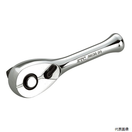 【特長】 ●1/4”SQのボディーに3/8”SQのドライブを組み込んだコンパクトタイプのラチェットです。 ●ショートタイプです。 ●プッシュリリースボタン付です。 【仕様】 ●差込角(sq.)：9.5 ●タイプ：小判形 ●送り角度(°)：1...
