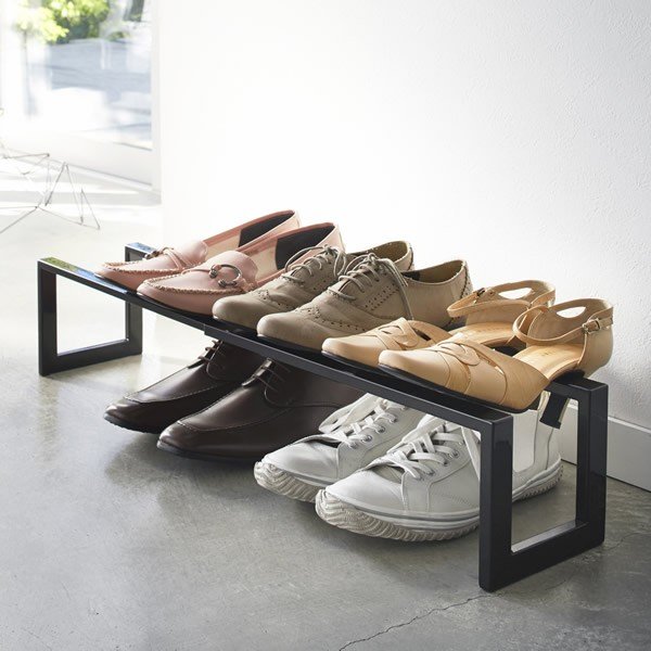 玄関周りのあふれた靴をすっきり収納玄関の靴箱の下でも使えるコンパクト設計のシューズラック。下駄箱下のデッドスペースを有効活用できるから、玄関スッキリ。伸縮自在なので玄関スペースや靴の量に合わせてぴったり設置できます。モダンアートのようなデザ...