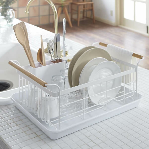 ナチュラルな木目と風合いのあるスチールが美しい大容量の洗い物をすっきり干せるトレイつきの水切りラック。硬質なスチールに温かみのある木を組合せることで上品でいて可愛らしく、キッチンに優しい印象を与えます。お皿やまな板を立てて干すことができます...