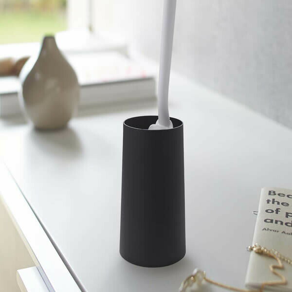 梨地の上質感とシンプルなフォルム収納場所に困るハンディーワイパーを美しく収納するハンディモップスタンド。インテリアのような質感で安っぽさを感じません。表面は光沢の無いざらっとした質感で、高級感のあるスタイリッシュなデザインです。ハンディワイ...