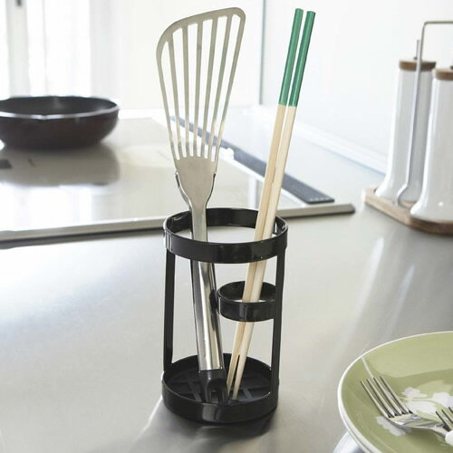 使いやすくどんなシーンにも合わせやすいキッチンシリーズシンプル&モダンな形のスタイリッシュなキッチン収納小物です。菜箸やフライ返しなどをすっきり収納できます。カトラリーのずれ防止のマットが付属しています。マットを取ると底には細かい穴が開いて...