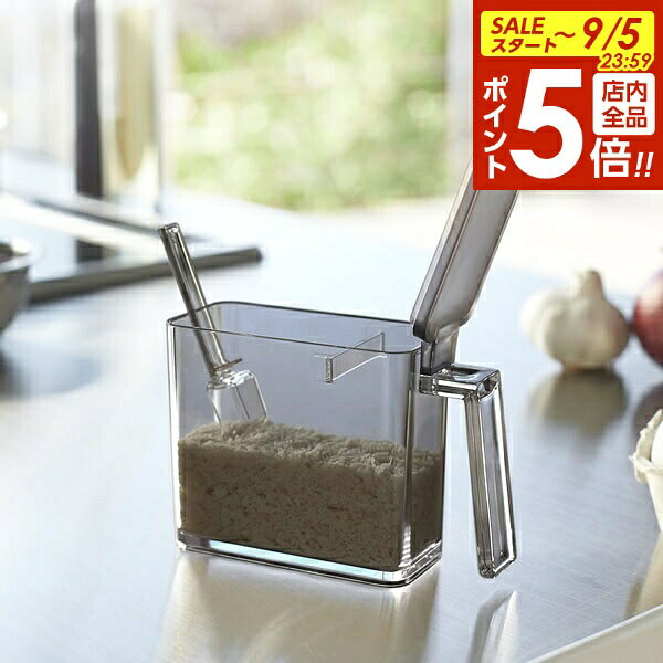 小さじ5mlがすり切れる調味料ストッカー場所をとらないスリムタイプ。付属のスプーンは小さじ5mlをすりきれます。使わない時はスプーンを本体に収納できて衛生的。蓋は片手で簡単に開閉できるので、塩や砂糖などを計量しながら調理に使用することができ...