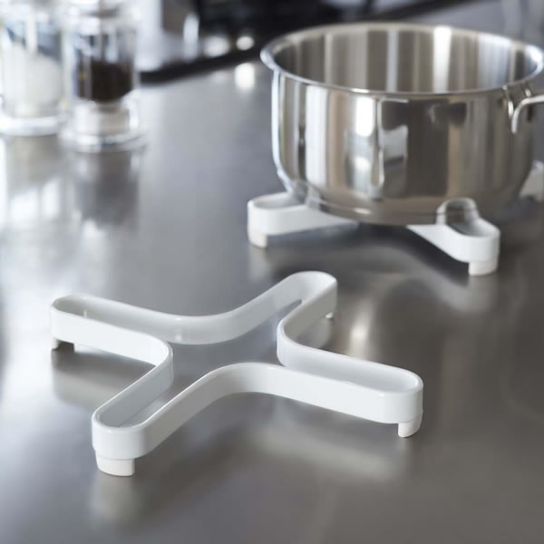 シンプルデザインの鍋敷きループ状のシンプルで清潔感があふれるナベ敷き。収納する時は立ててスリムに収納可能。裏面にはキッチンを傷つけず、滑り止めにもなるシリコンキャップ付。1個入り。サイズ(約)縦13.5×横13.5×厚さ2cm重量(約)18...