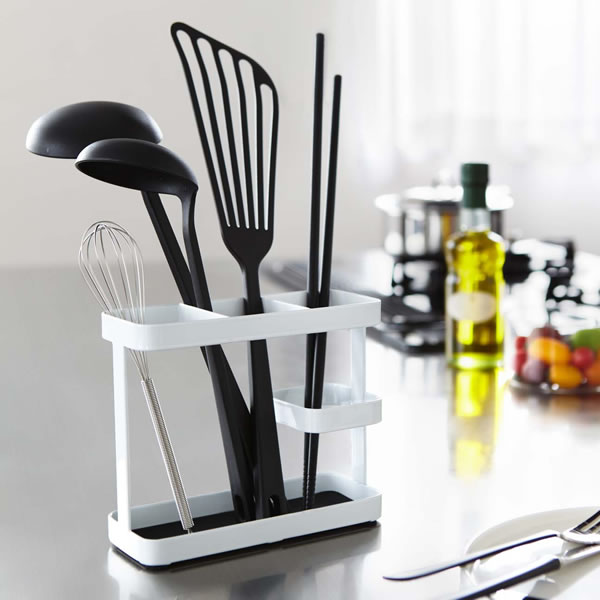 使いやすくどんなシーンにも合わせやすいキッチンシリーズお玉・菜箸・フライ返しなどのキッチンツールをひとまとめに収納できます。忙しい調理中でもさっと欲しいツールが手に取れて便利。奥行もスリムで、コンロの奥やコーナーのちょっとしたスペースに設置...