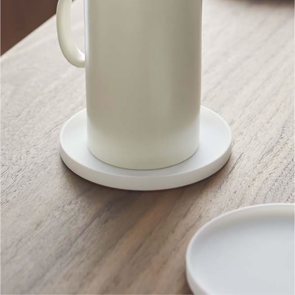 シンプルかつスタイリッシュなデザインが人気シンプルなデザインで使いやすい立体型コースター。シリコン製だからテーブルの上でも滑りにくく、汚れたら丸洗いも可能。フチが少し高くなっているので、冷たい飲み物などを置いても水滴をしっかりキャッチ。きれ...