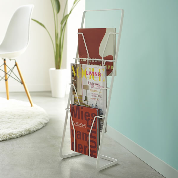 シンプルかつスタイリッシュなデザインが人気ディスプレイ感覚で楽しみながら雑誌を収納できる4段タイプのマガジンラックです。スッキリ薄型でテレビボードの横においても場所を取らないタテ置きタイプ。リビングで圧迫感を感じさせないスタイリッシュなデザ...