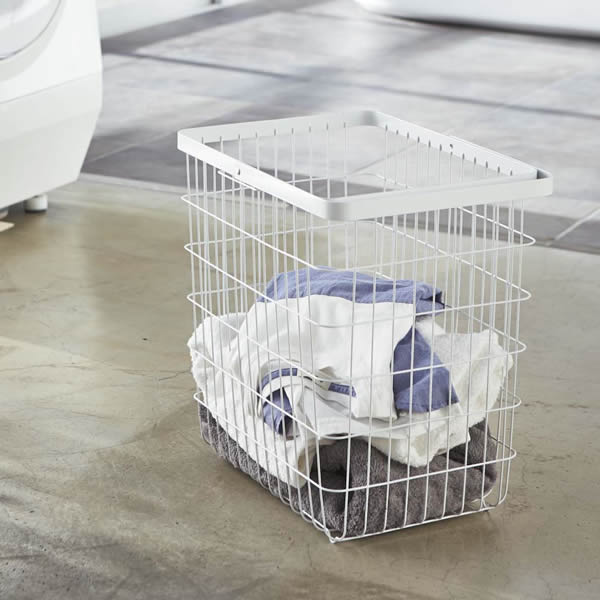 置いてあるだけで絵になる洗濯カゴランドリーバスケットに！シンプルでスタイリッシュなワイヤーカゴ。ワイヤーのノスタルジーにモダンさを加味した、今のインテリアになじみやすいデザイン。ワイヤーなので通気性抜群。サッと持てるワンハンドル。ハンドルは...