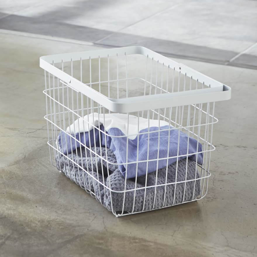 置いてあるだけで絵になる洗濯カゴランドリーバスケットに！シンプルでスタイリッシュなワイヤーカゴ。ワイヤーのノスタルジーにモダンさを加味した、今のインテリアになじみやすいデザイン。ワイヤーなので通気性抜群。サッと持てるワンハンドル。ハンドルは...