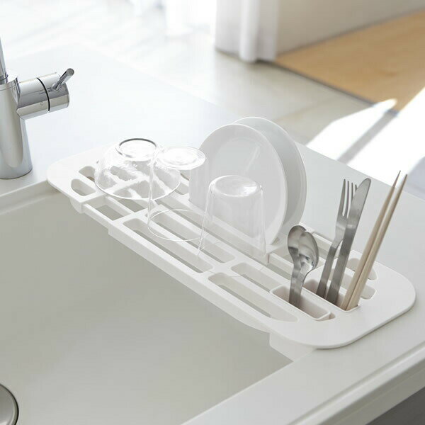 使いやすくどんなシーンにも合わせやすいキッチンシリーズシンクにあわせて伸縮自在の水切りディッシュラック。皿やカトラリー、コップなども立てられます。キッチンシンクのコーナーにピッタリフィット。延長棚として使えば調理スペースが広がるフラット設計...