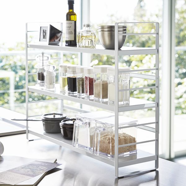 シンク上のデッドスペースを便利な収納にコンロ奥や横の隙間など、シンク上のデッドスペースを活用できるキッチンシェルフ。調理小物を一括収納一番下の空間も含めれば棚は3段。 調理道具などをかけられるフック5個付き。使いたいときにサッと取り出せるカ...