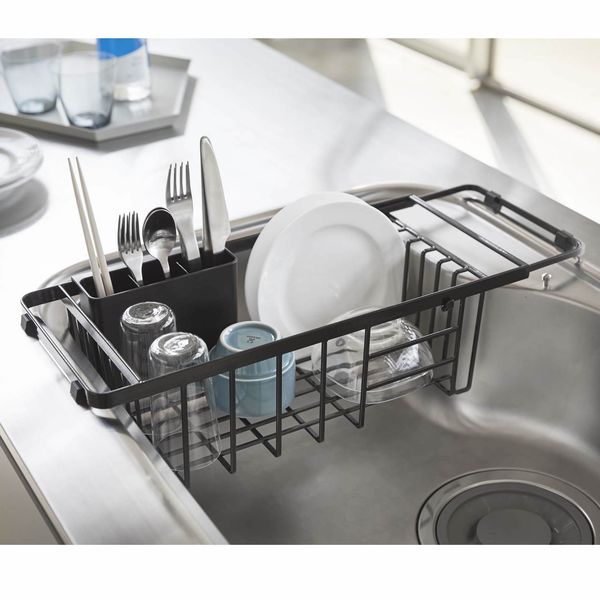 シンクに設置できる水切りカゴ伸縮式でシンクにフィットする水切りバスケット。よく使うグラス・カップ・茶碗・カトラリー・調理器具などをたっぷり収納。シンク内に設置できるので、調理スペース広々。 省スペースで洗い物をしっかり乾かせます。伸縮可能シ...
