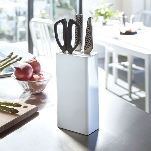 包丁とキッチンバサミを一括収納！包丁とキッチンバサミ、同じ役割のツールをまとめて収納できる包丁立て。安定感抜群本体に重みがあるので、安定感抜群。上から差し込むだけ包丁もキッチンばさみも上から差し込むだけの簡単収納。 忙しい調理中も手早く出し...