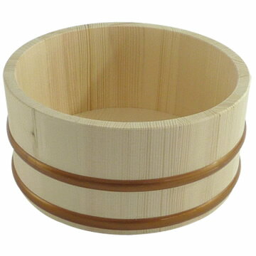 木製の桶で温泉気分♪もみの木の香りがバスルームを爽やかに包み込む湯桶。タガは樹脂製のため、腐食せず壊れにくい。天然木のため、多少のささくれや表面仕上げのムラは予めご了承下さいませ。日本製日本国内で製造・管理された国産の製品です。ご注意使用す...