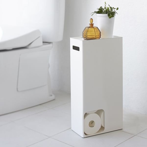 狭いトイレ空間を有効活用トイレットペーパー8ロールを美しく隠してスリムに収納するストッカー。スタイリッシュタワー型のシンプルでスタイリッシュなデザイン。場所を取らないスリムサイズ。コーナーに置けば存在を主張せず、空間に美しくなじみます。便利...