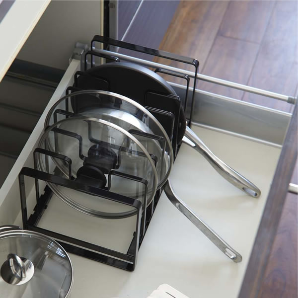 シンク下の整理整頓に大活躍フライパンや鍋・鍋蓋などをまとめて収納。シンク下のスペースに合わせて、縦にも横にも使えるシンク下収納ラック。仕切りは取り外しが自由自在なので、収納するモノのサイズに合わせて仕切りは調整できます。サイズ(約)幅35×...