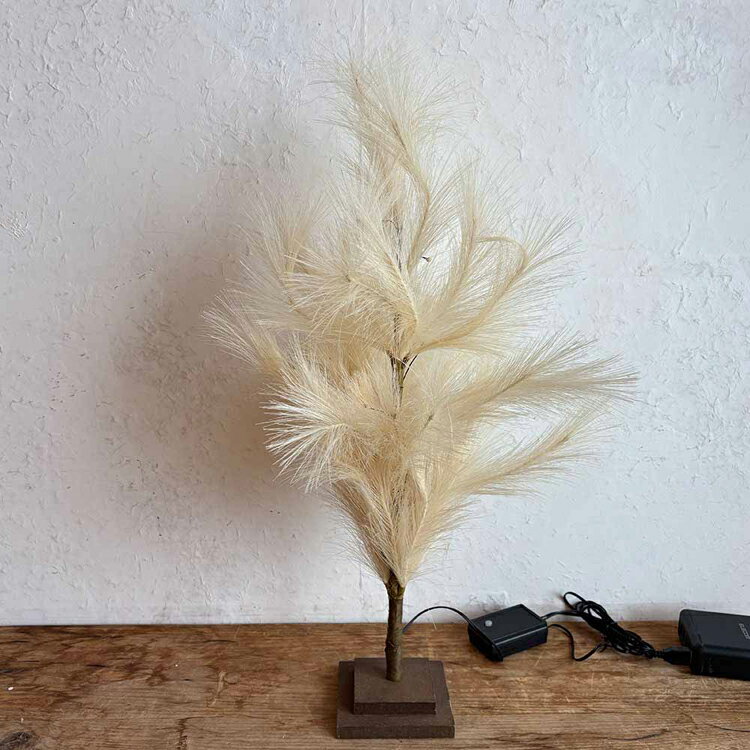 上品で洗練されたデザインのLEDツリーが、クリスマスの空間を幻想的に彩ります。パンパスのような柔らかな質感のツリーは、温かみのある光でお部屋をやさしく包み込み、リビングや玄関など、様々なシーンで活躍します。大人のクリスマスを演出する、特別な...