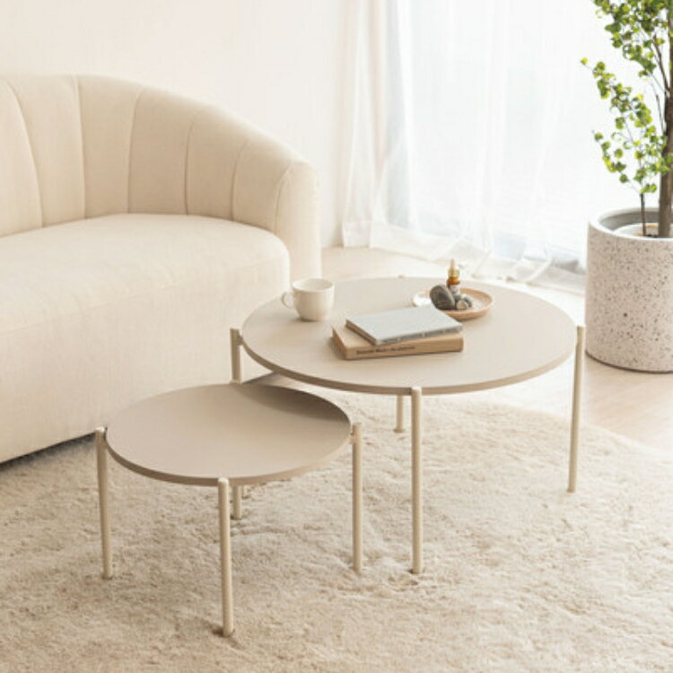 商品情報 商品説明文 空間になじむ、静かなデザイン マットな質感の天板と、すっきりとしたフレームを組み合わせたラウンドテーブルシリーズ。 主張を控えた佇まいなので、様々な空間になじみやすいデザインです。 使用しない際には重ねて収納することで...