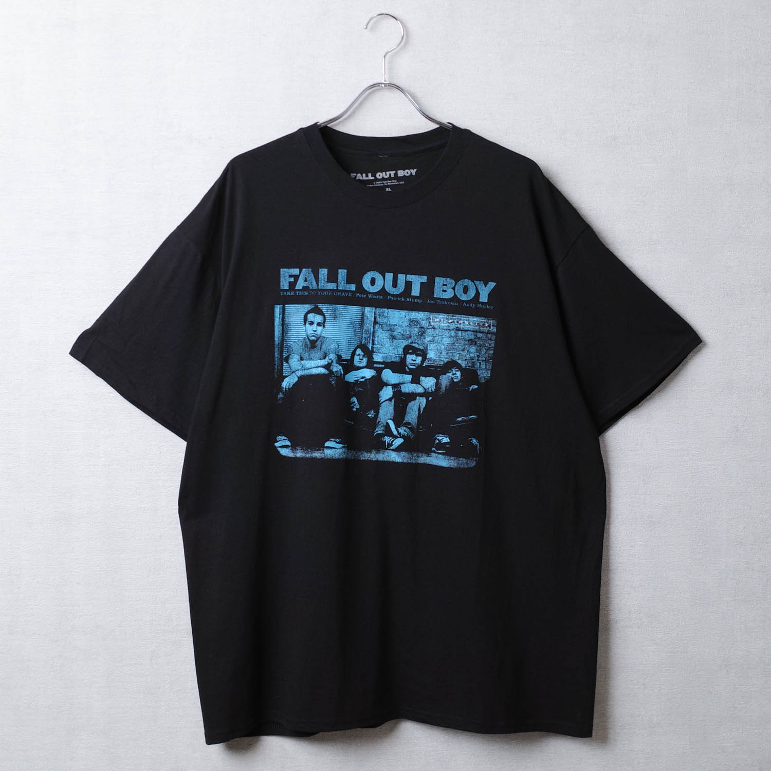【デザイン】 エモ×ポップパンクの旗手、FALL OUT BOY（フォール・アウト・ボーイ） の初期名作『Take This to Your Grave』（2003年）をフィーチャーした、公式ライセンスTシャツ。 フロントにはアルバムのカバ...