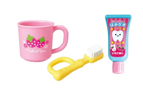 対象年齢:3歳以上 主な材質:PVC、ABS セット内容:ハブラシ、はみがき、コップ ハブラシはメルちゃんに持たせることができる はみがきをより身近に感じられるデザインにへんこうした