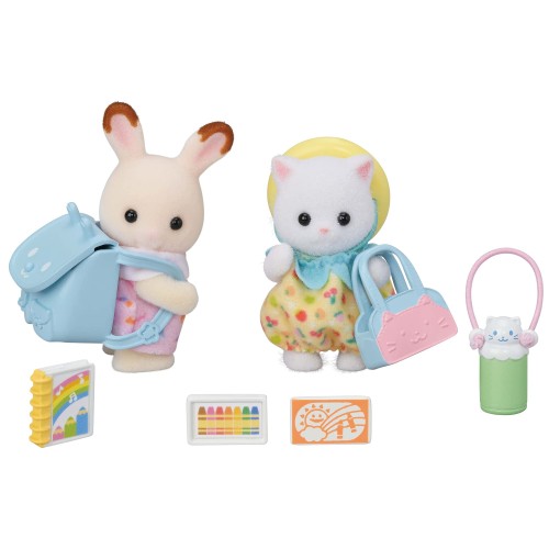 ほいくえんにぴったりの、通園がテーマの赤ちゃんふたりセットです。 リュックや帽子、水とうなど通園シーンを楽しめる小物がついています。 赤ちゃんはカラフルでかわいいお洋服を着ています。 (C) EPOCH