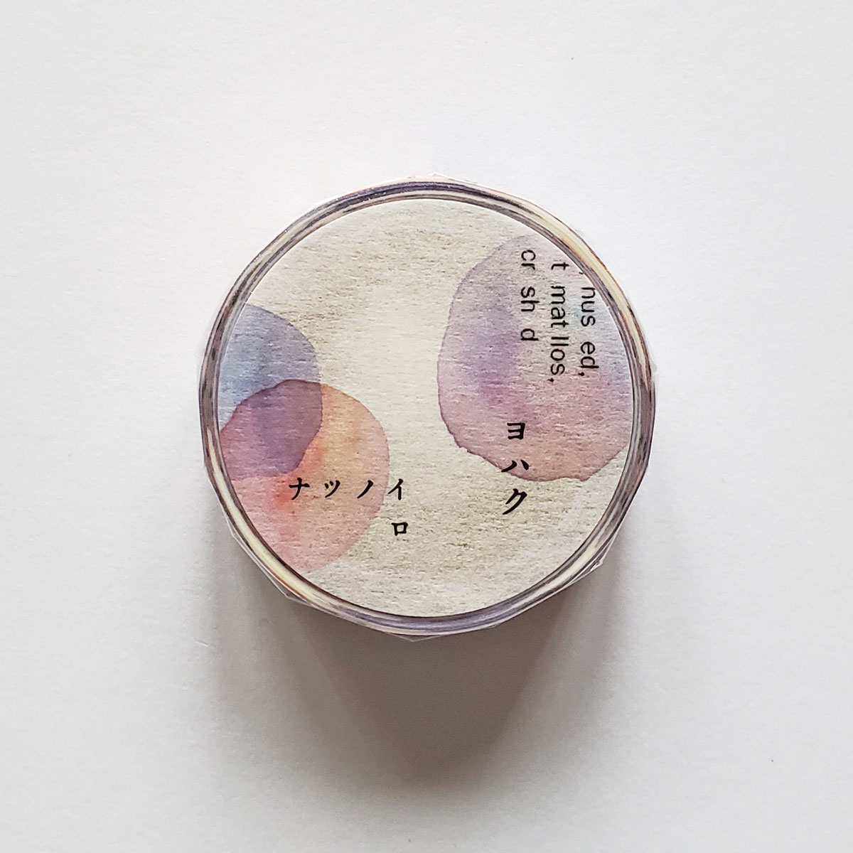 雑貨ブランド　ヨハクさんのオリジナルのマスキングテープです。 iシンプルなデザイン、やわらかくてほわっとしたデザインが 綺麗で可愛らしくて人気です。 テープ幅:15mm×10m　　1巻　　日本製