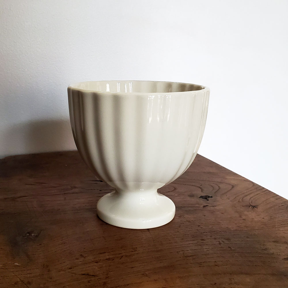 フリーカップとしてデザートカップとして用途は色々 ■サイズ　約直径8.8xH8.9cm/220cc ■素材　磁器　/ 透明釉　/ 酸化 ★電子レンジ・食洗機OK★※表面に『うわ薬』が乾燥した時にできる細かいヒビが見られる場合がございます。 ...