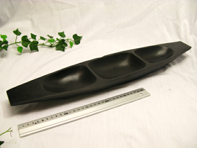 素材：マンゴーウッド　舟形　3トレイ　カラー：ブラック サイズ（約）：横54cm　縦10cm　高さ4．5cm 重さ：約500g前後 手仕事一品 　原産国：タイ 天然木、手作りのため、形や色など画像と微妙に異なる場合がございます、 また小さな...