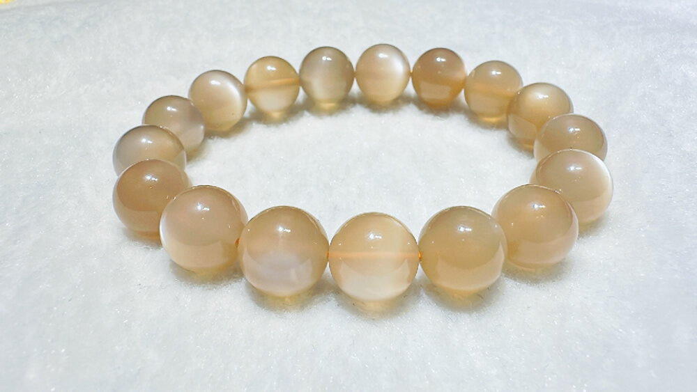 ピンクムーンストーンは、愛と優しさを象徴する石として知られています。この石を持つことで、心が穏やかになり、人間関係の温かさを感じられるようになるでしょう。穏やかなエネルギーは、心に安心感を与え、日々のストレスを軽減する手助けとなります。 ま...