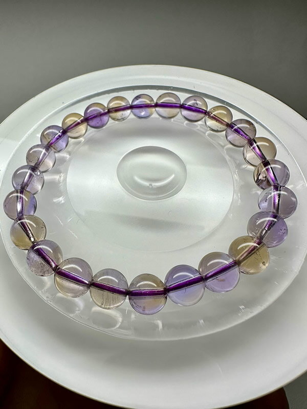 アメトリンは、アメジストとシトリンの特性を併せ持つ珍しい宝石です。アメジストの持つ穏やかなエネルギーと、シトリンの明るい陽のエネルギーが融合することで、心のバランスを整えると言われています。このため、アメトリンはさまざまなエネルギーを引き寄...