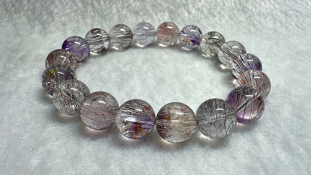 スーパーセブンは、7種類の異なる鉱物が融合した形で、持主に強力なヒーリングエネルギーを提供します。この石は、内なる成長や、変化を促す力があり、直感力を高めるとともに、必要なエネルギーを調和させてくれると言われています。そのため、新たなスター...