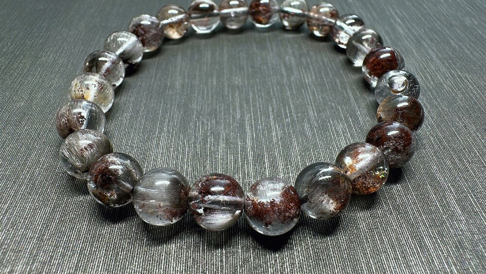 プラチナルチルガーテンクオーツは、豊かなエネルギーを持つとされ、持つ人に内面的な成長を促す石として知られています。精神的な安定感をもたらし、思考をクリアにし、集中力を高める効果が期待できます。この石を身につけることで、自分の目標や願望を明確...