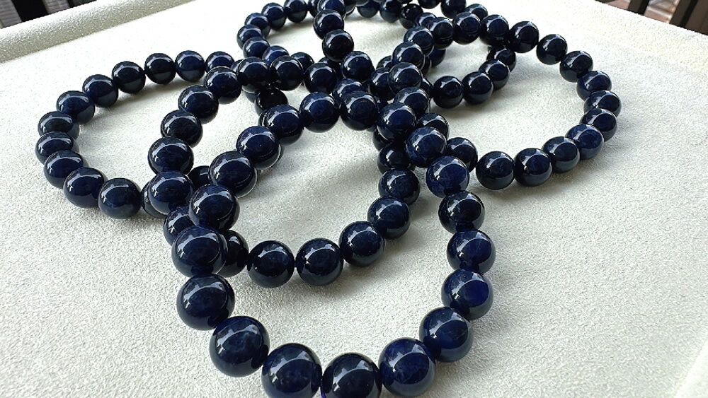 ソーダライのヒーリング効果 ◎自分の目標をしっかりと見据え、サポートが期待できる ◎怒りや不安を和らげ、冷静な判断力を促す ◎コミュニケーションを活性化し、人間関係を円滑にする ◎内面的な成長を助け、自信をもたらす ◎意思を強化し、決断を後...