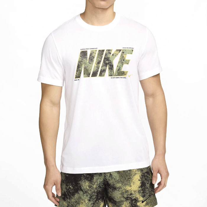ゆったりとしたフィット感の定番Tシャツは、ワークアウトのどの場面でも快適な動きをサポート。 激しいトレーニングにも対応する、速乾性に優れた滑らかな素材を使用しています。 Nike Dri-FITテクノロジーが、肌から汗を逃がしてすばやく蒸発...