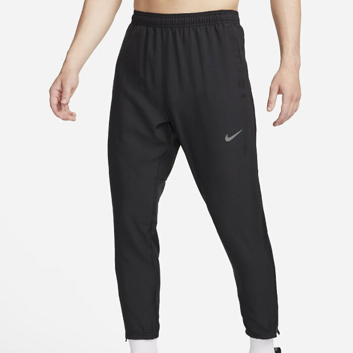 同名のランニングショートパンツをベースにしたチャレンジャー パンツ。ワークアウトで体をしっかりカバーしたいときに役立ちます。 軽くて通気性の良い着用感。裾にジッパーが付いているので着脱が簡単です。 快適に走れるよう、ほとんどのスマートフォン...