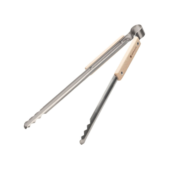 手になじみ扱いやすい火ばさみです グリップ部分にビーチ材を装着した、手になじみ扱いやすい火ばさみです。軽い力で木炭や薪を挟めます。 ●サイズ：40×405×25mm ●重　量：200g ● 材質：本体／ステンレス、グリップ／ビーチ材 ■当店...