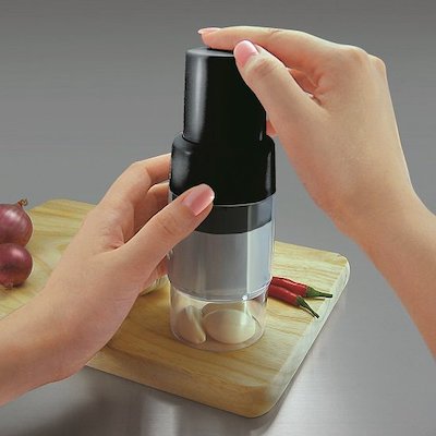 押すだけみじん切りチョッパー 手軽に食材を粉砕 あっという間にみじん切り！押すだけでみじん切りができる便利アイテム食材を入れて本体上部を押し込むだけ！手軽に食材を粉砕できます。小型なのでちょっとだけみじん切りにしたいときに便利。小さくてもス...