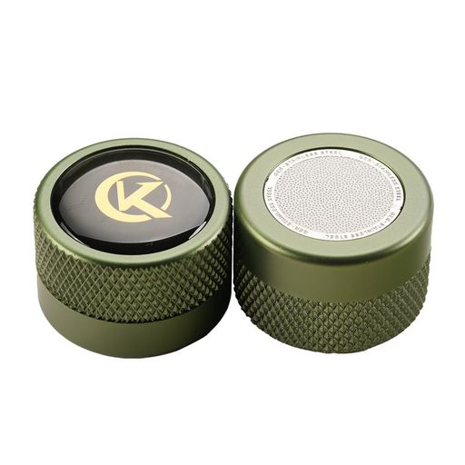 仕様と重量:上部カバーには滑り止め効果のあるダイヤモンド型の円形ラインが施されており、カバーが外れる心配がありません。丸型ビリヤードキューチョークホルダーの外径は32mm、内厚は22mm、高さは25mm、重量は28g(1オンス)です。 機能...