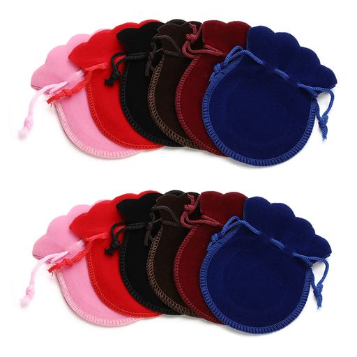 【サイズ】:約7x9cm、生地:スエード、入数:12点セット。6色。 【やさしいベルベット素材】起毛素材で肌触りがよく、上品な光沢感を持った素材です。シンプルながら高級感があります。 【多機能】大切なアクセサリー、ネックレス、ブレスレットイ...