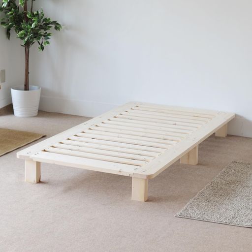 天然パイン材&amp;床の傷つきを防ぐ:1本体フレームと脚部にパイン無垢材を贅沢に使用自然の風合いを活かした天然木だから森林浴のような深く安らかな睡眠へと誘います。2フローリングや畳を傷つけないように、脚部底面に装着できるフェルトを付属しま...