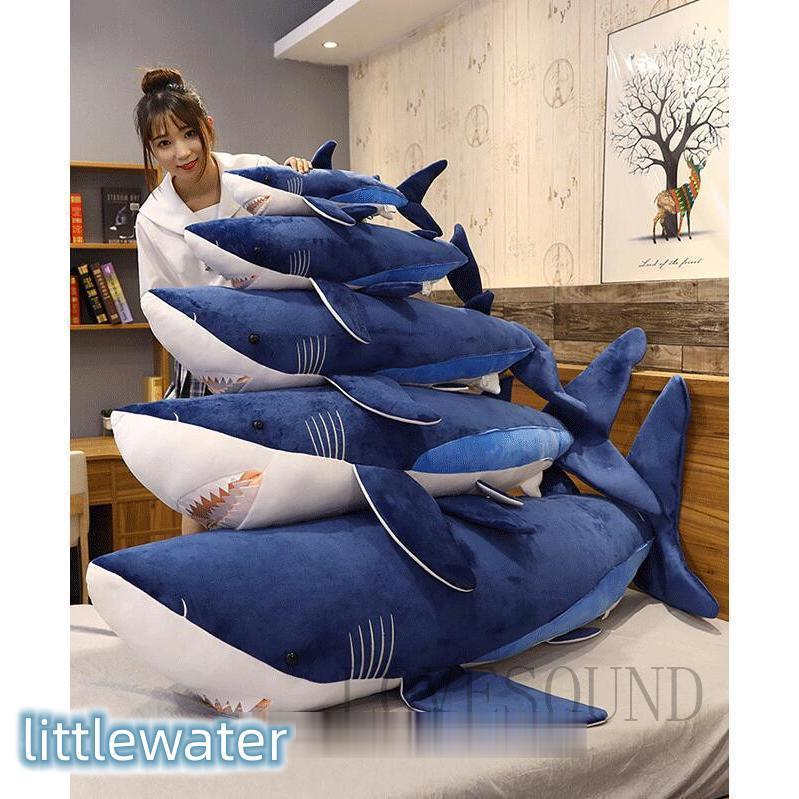 0505Lカラー：ブルー/グレー　サイズ(cm)：60・90・110・130・160・200巨大なサメぬいぐるみ。スーパーソフトの添い寝まくらが登場！もちもちふわふわなお腹を枕にして、一緒に眠ることが出来ます。よく伸びる生地にて作ったカバー...