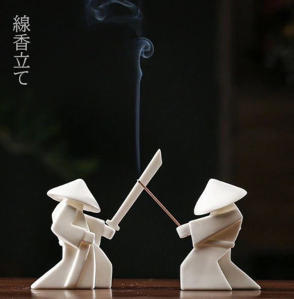 侍モチーフのユニークなお香立て・線香立てです。 2つ揃えると戦ってるみたいです。 ※単品での販売となります。 ※配送または仕入状況により商品の箱に凹み、スレ等がある場合がございます。パッケージ不良による交換返品は対応出来かねますので、ご了承...