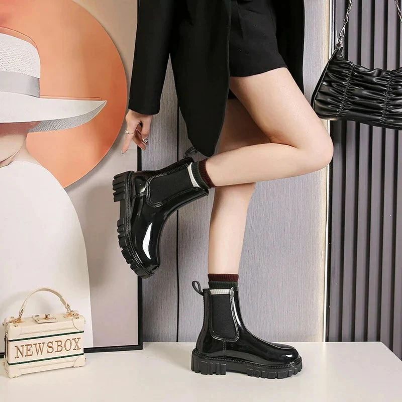 商品説明 商品仕様 商品名：雨靴 レイングッズ 晴雨兼用ショートブーツ 【ご注意】 商品に糸ほつれや少量の汚れが確認される場合がございますが、これらは製造過程で生じるものであり、品質に大きな影響はありません。 パソコンの環境により画面上と実...