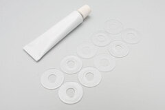 ポリカーボネート専用の接着剤（弾性タイプ・クリア）、5g入りで扱いやすいサイズです。ボディポスト穴を補強するポリカーボネートワッシャーが付属。ハードな走行で生じるボディポスト穴周辺の亀裂を防ぎます。