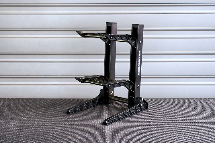 2段式ディスプレイスタンドで主に1/10スケールのマシン用にサイジングされています。 収納用の不織布バッグが付属しています。 ※写真1枚目のブラック仕様が本商品となります。 ※写真2枚目以降は旧仕様となります。 ※組立には4mm六角レンチが...