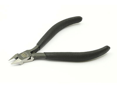 プラモデルのパーツカットに欠かせない精密ニッパーの刃先をより細く、薄く、シャープにしました。艦船モデルのマストのような細かい部品やランナーとのすき間の狭いパーツのカットに威力を発揮。刃先は熟練工の手で丹念に仕上げられ、またグリップ部は握りや...